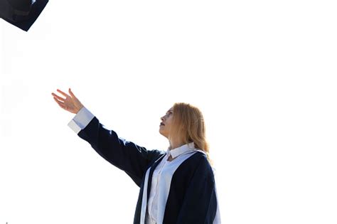 교육 테마 공기 축 하에 졸업 모자를 던지는 졸업 을 졸업 하는 아름 다운 여자 교육에 대한 스톡 사진 및 기타 이미지 교육 대학교 던지기 Istock