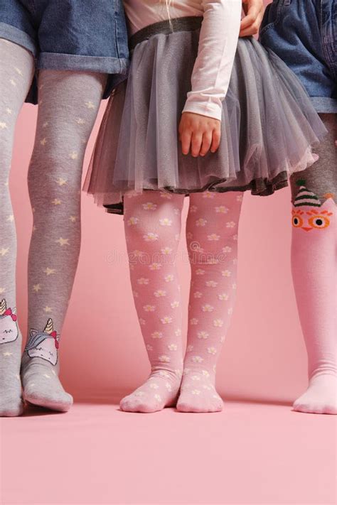 Ноги девочек в цветных колготках детей Стоковое Изображение изображение насчитывающей пушисто