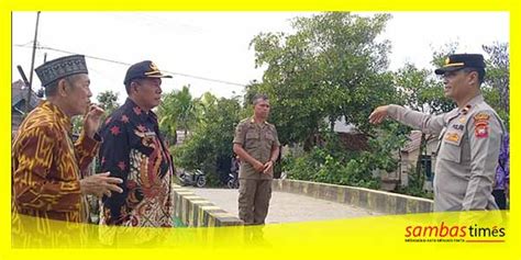 Camat Semparuk Tinjau Jembatan Hambat Lalulintas Perahu Sambas Times