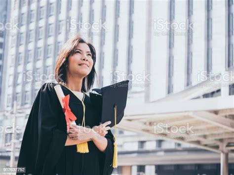 졸업식 날 졸업 모자와 가운 지주 디플로마 성공적인 개념 아시아 여자 교육에 대한 스톡 사진 및 기타 이미지 교육 대학교 모자 모자류 Istock