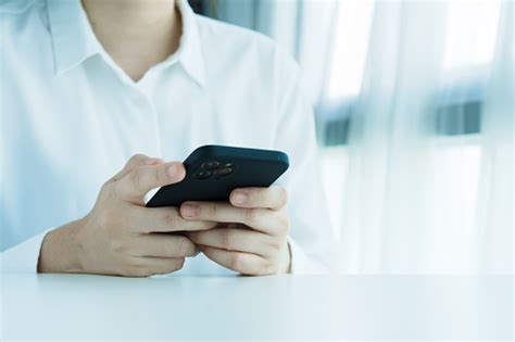 모바일 스마트폰을 사용하는 여자 소셜 네트워크 소셜 미디어 및 디지털 온라인 인터넷 검색 연결 통신 및 무선 기술 Brand Name Online Messaging