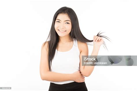 아름 다운 매력적인 아시아 여자 웃음과 건강 한 피부와 너무 행복 느낌 부드러운 머리카락을 만지고 흰색 배경 아름다움 헤어케어 개념에 고립 가냘픈에 대한 스톡 사진 및 기타