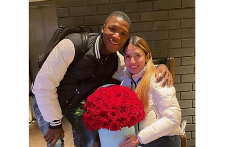 Moisés Caicedo conoce a Paola Salazar su guapa novia