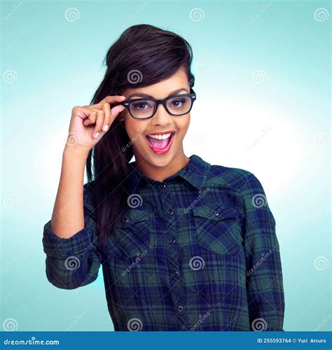 Bien Parecido Una Joven De Moda Posando En Un Estudio Foto De Archivo Imagen De Feminidad