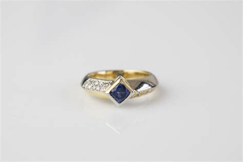 Anello In Oro Con Zaffiro E Diamanti Anello In Oro Giallo E Bianco Di Capitolium Art