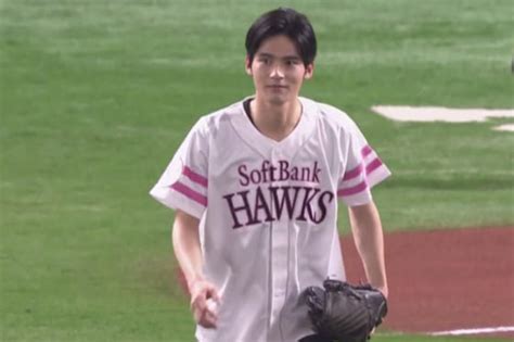【始球式名場面】球場もどよめく剛球 創成館出身俳優にファン「イケメンすぎる」 ライブドアニュース