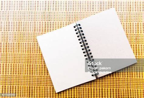 보드 나무 배경에 메모장입니다 교육 사진 벽지 또는 배경을 사용 하 여 종이와 책에 대 한 제품의 기록해 둡니다 0명에 대한