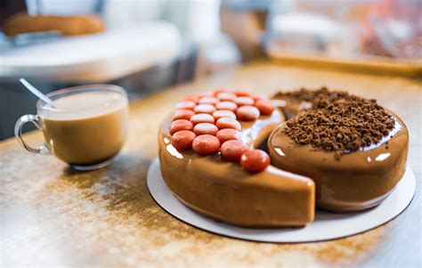 나무 테이블에 홈 주방에서 사랑스러운 맛있는 케이크와 향기로운 커피 한 잔 거울에 대한 스톡 사진 및 기타 이미지 거울 귀여운 그릇 Istock