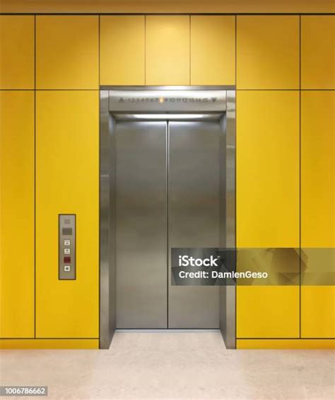 크롬 금속 사무실 건물 엘리베이터 문입니다 열리고 닫힌 변종입니다 현실적인 벡터 일러스트 레이 션 노란색 벽 패널 사무실 건물