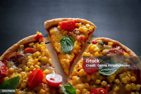 검은 배경에 체리 토마토와 슬라이스 슬라이스와 맛있는 피자 0명에 대한 스톡 사진 및 기타 이미지 0명 건강한 식생활 검은색 Istock