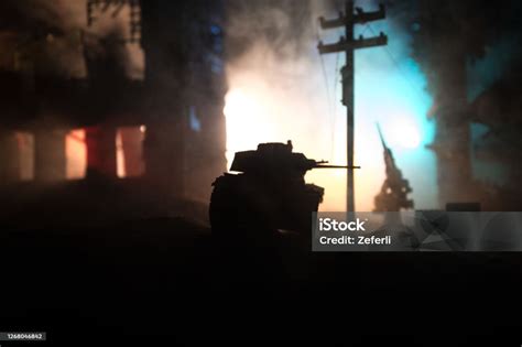 戰爭概念軍事剪影戰鬥場景在戰爭霧天空背景世界大戰士兵剪影下多雲天際線在夜間 照片檔及更多 交通方式 照片 交通方式 侵略 健保和醫療