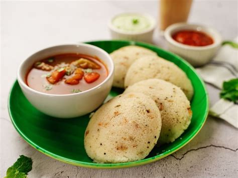 Quick Breakfast Recipe झटपट बनने वाली रेसिपी है रवा इडली इस तड़के से