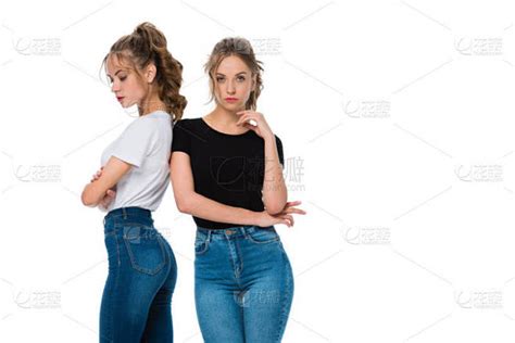 严重有吸引力的年轻双胞胎站在白色的孤立