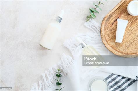 흰색 병과 돌 테이블에 녹색 유칼립투스 잎용기스킨케어 화장품 천연 유기농 미용 제품 디자인 브랜딩 0명에 대한 스톡 사진 및