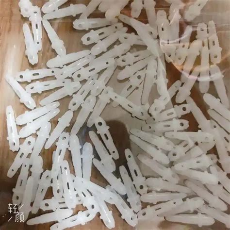 흰색 원형 플라스틱 슬라이드 부품 도미 실리콘 스커트 및 고무 타이 고정 부품 바닷물 낚시 루어 액세서리 100 개