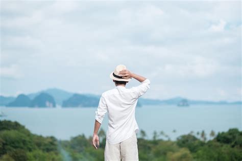 Feliz Viajante Homem De Camisa Branca Desfruta De Uma Bela Vista