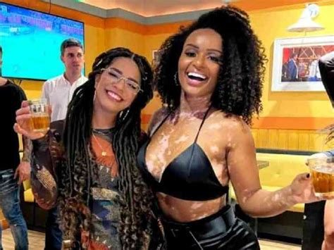 Ex bbbs Natália Deodato e Maria curtem show juntas no Rio de Janeiro