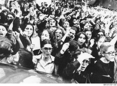 フロントロウ編集部 On Twitter 女性のヒジャブ着用義務への抗議が続くイラン。1979年に義務化が検討され始めた時にも女性たちは