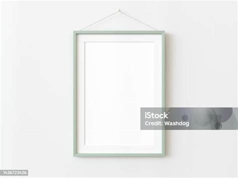흰색 질감의 벽 모형에 매달린 녹색 나무 직사각형 수직 프레임 1개 플랫 레이 평면도 3d 그림 0명에 대한 스톡 사진 및 기타 이미지 Istock