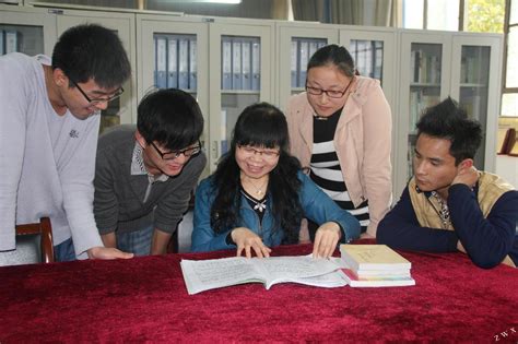 孙鸿教授指导学生毕业论文 文学与传媒学院