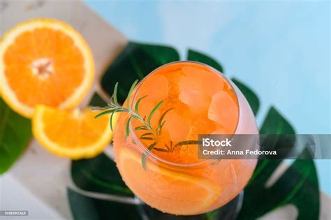 클래식 이탈리아 아페리티프 아페롤 스프리츠 칵테일 글래스와 수영장 옆의 오렌지 조각 수영장 파티에서 여름 아이스 음료 수영장 스포츠 경기장에 대한 스톡 사진 및 기타 이미지