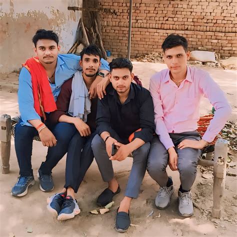 दावे मोहब्बत के मुझे नहीं आते यारो एक जान है जब दिल चाहे मांग लेना