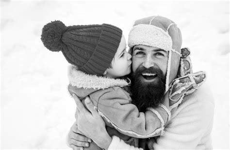 Familia Feliz Hijo Abraza A Su Padre En Las Vacaciones De Invierno Papá