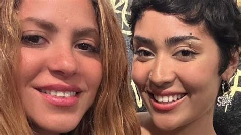 Shakira Impone Tendencia En Su Fresco Look En La Muestra De Arte De Su