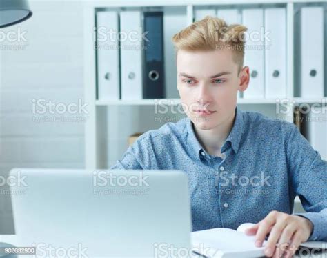 잘생긴 백인 젊은 사업가 사무실 책상에서 노트북 컴퓨터에서 작업의 초상화 기업가에 대한 스톡 사진 및 기타 이미지 기업가