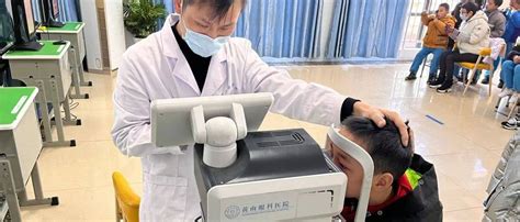 黄山新教育学校开展全校学生视力检测工作我校人员进行了