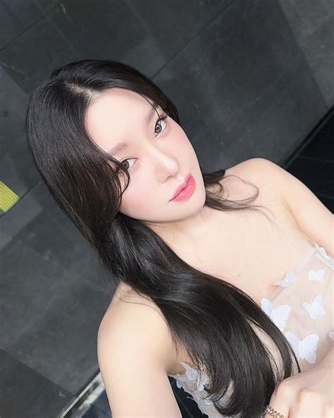 ไฟแทบลุก มายด์ มาในลุคสาวแว่นดำ โชว์หน้าท้องเรียบเนียนเวอร์