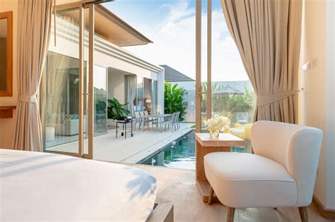 럭셔리 인테리어 디자인 집 이나 가정 건물의 침실에서 아름 다운의 자 0명에 대한 스톡 사진 및 기타 이미지 0명 가구 거실 Istock