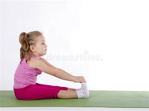 Fille Denfant Faisant Des Exercices De Forme Physique Photo Stock