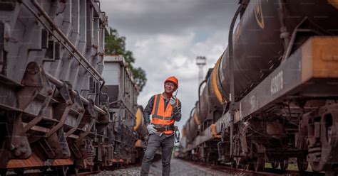 검사 및 건설 공정 철도 스위치 확인 및 기차역 점검 중인 엔지니어 안전 유니폼과 안전 헬멧을 착용 한 엔지니어 사진 Unsplash의 수송 이미지