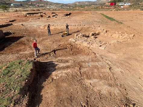 Los restos de muros de época romana del yacimiento Los Pagos II de