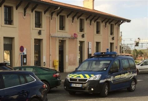 Ligne Sncf Bordeaux Agen Un Train Arrêté En Gare De Langon Pour Un
