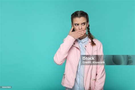 나는 침묵입니다 메이크업과 핑크 줄무늬 밝은 파란색 셔츠 재킷에 갈색 변 발 헤어스타일으로 서 아름 다운 귀여운 여자의 초상화 가리기에 대한 스톡 사진 및 기타 이미지