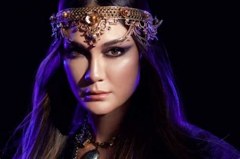 Bikin Kaget Segini Harga Kaus Oblong Luna Maya Saat Foto Bareng Lucinta Luna Yang Jadi Sorotan