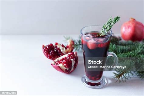 샴페인 소다 로즈마리를 곁들인 석류 크리스마스 칵테일 Xmas 음료 0명에 대한 스톡 사진 및 기타 이미지 0명 12월