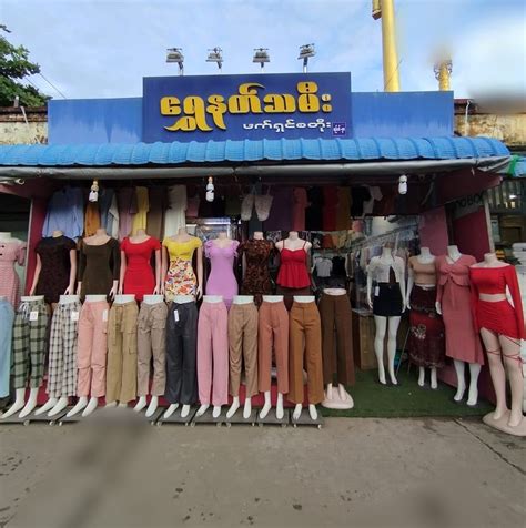 အိမ်မှာသခင်တွေမရှိတုန်း နှိပ်ဆက်မ ေနနဲ့နော် သူတို့ကြောင် 🙂🙂🙂 ေရႊနတ္သမီး