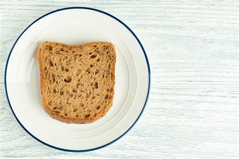 곰 팡이가 있는 곡물 빵 슬라이스 파란색 줄무늬가 있는 흰색 접시에 나무 테이블에 갈색에 대한 스톡 사진 및 기타 이미지