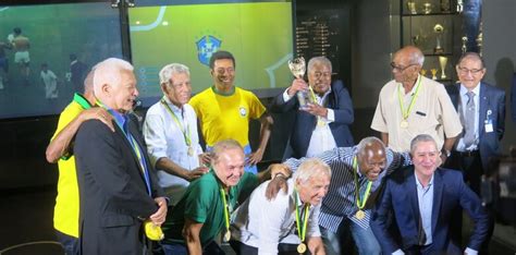 Estátua de Pelé é inaugurada no Museu da Seleção em homenagem à Copa de