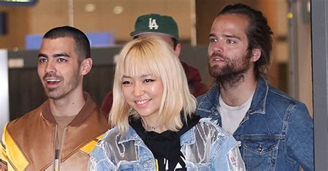 포토엔 디엔씨이 기타리스트 이진주 펑키한 패션