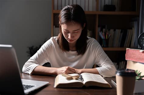 기독교 온라인 기술 개념입니다 디지털 컴퓨터 노트북으로 기독교인의 기도 주일 예배를 위한 온라인 라이브 교회 아시아 가톨릭