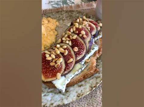 Завтрак! Скрэмбл, тост с козьим сыром, инжиром, кедровыми орешками и ...