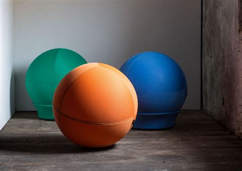 키아샤 [frozen Ball] Frozen Ball은 탈착식 지지대가 결합된 구 형태의 스툴입니다 Facebook