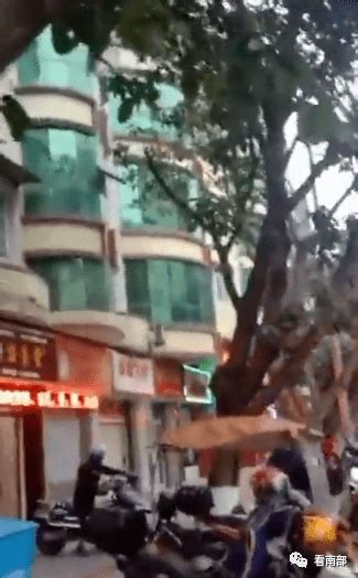 警示南部一小孩玩火引发火情南部消防火速抵达 南部县