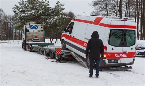 ФОТО Таллинн отправил во Львов две машины скорой помощи с