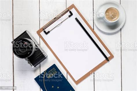 흰색 나무 바탕에 카메라입니다 노트 패드 그리고 여행 계획을 위한 연필입니다 브라질 여권 0명에 대한 스톡 사진 및 기타 이미지