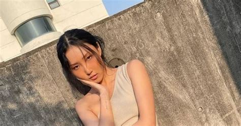 마마무 화사 바디라인 돋보이는 슬림스커트룩